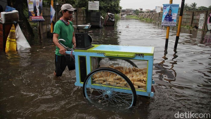 Penampakan Banjir di Jakarta, Titik Bertambah Jadi 38 RT