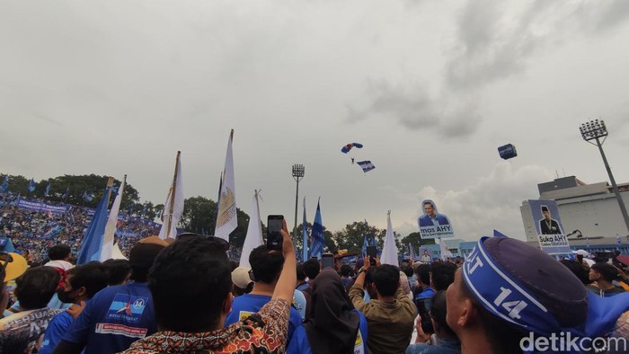 Bangganya Prabowo Disuguhi Atraksi Terjun Payung Saat Kampanye di Malang Bangganya Prabowo Disuguhi Atraksi Terjun Payung Saat Kampanye di Malang
