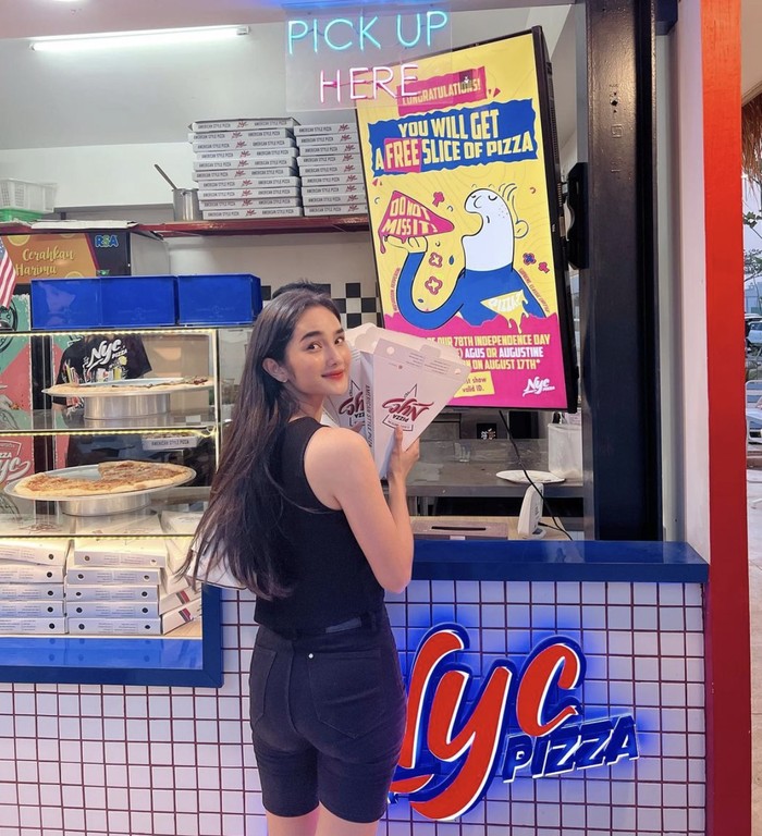 Cantiknya Faby Marcelia Saat Jajan Pizza dan Pasta di Kafe
