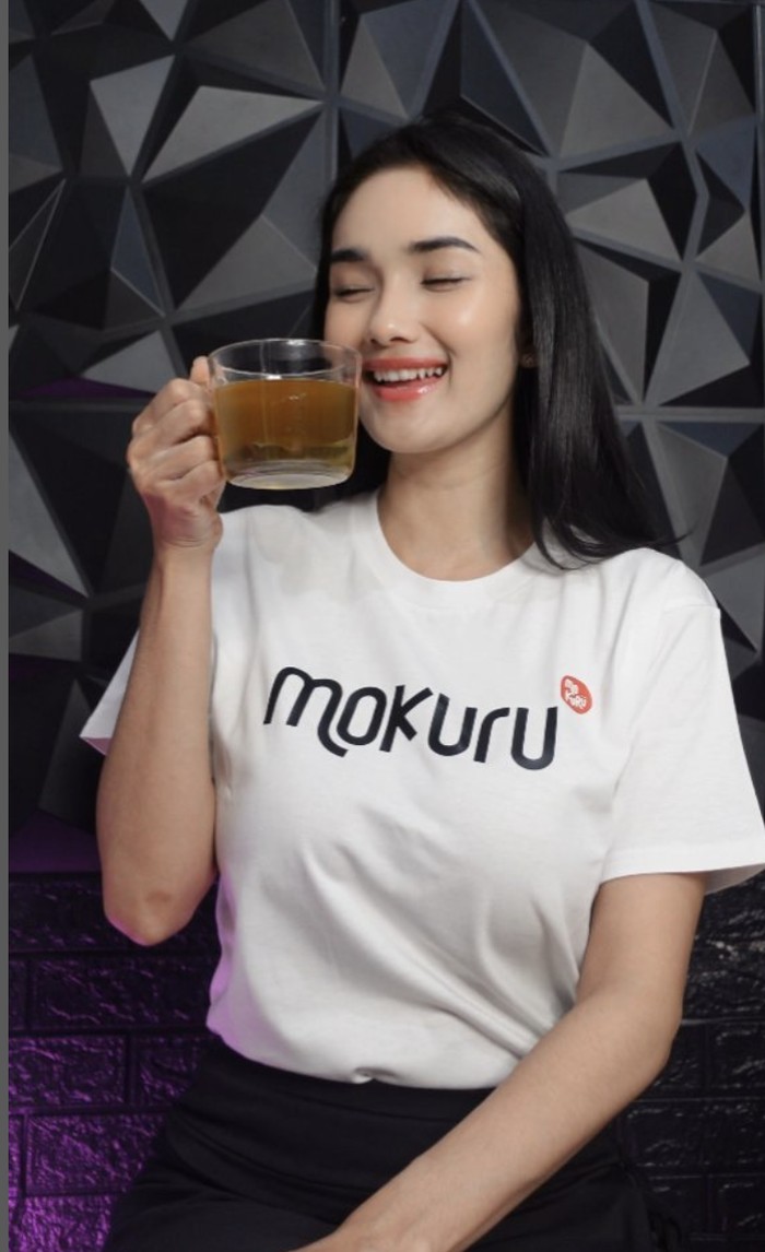 Cantiknya Faby Marcelia Saat Jajan Pizza dan Pasta di Kafe