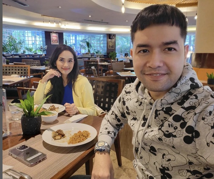 Cantiknya Faby Marcelia Saat Jajan Pizza dan Pasta di Kafe