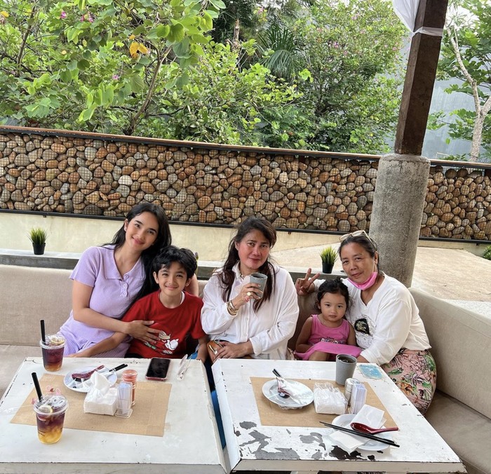 Cantiknya Faby Marcelia Saat Jajan Pizza dan Pasta di Kafe