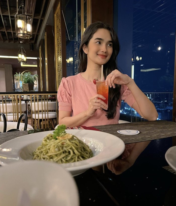 Cantiknya Faby Marcelia Saat Jajan Pizza dan Pasta di Kafe