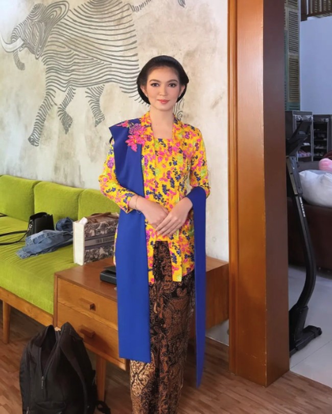10 Gaya Kebaya Iriana Jokowi Vs. Selvi Ananda, Inspirasi Tampil Modern Klasik