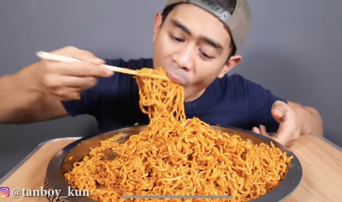 10 Momen Tanboy Kun Mukbang Indomie, Bisa Habiskan 15 Bungkus!