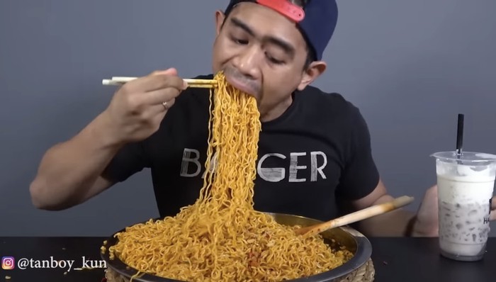 10 Momen Tanboy Kun Mukbang Indomie, Bisa Habiskan 15 Bungkus!