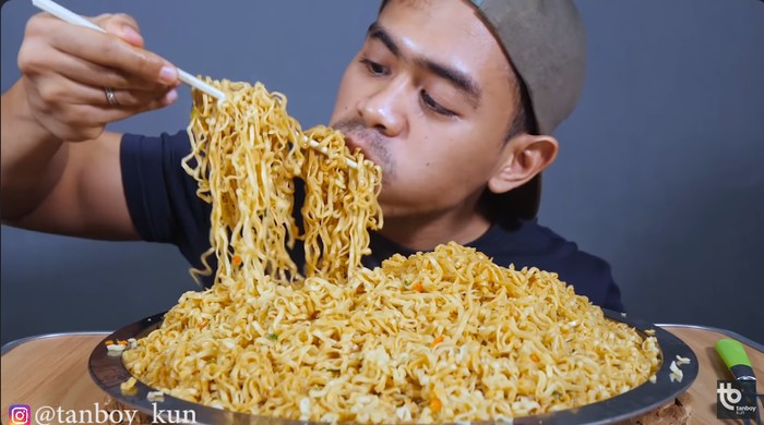 10 Momen Tanboy Kun Mukbang Indomie, Bisa Habiskan 15 Bungkus!