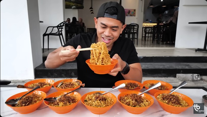 10 Momen Tanboy Kun Mukbang Indomie, Bisa Habiskan 15 Bungkus!