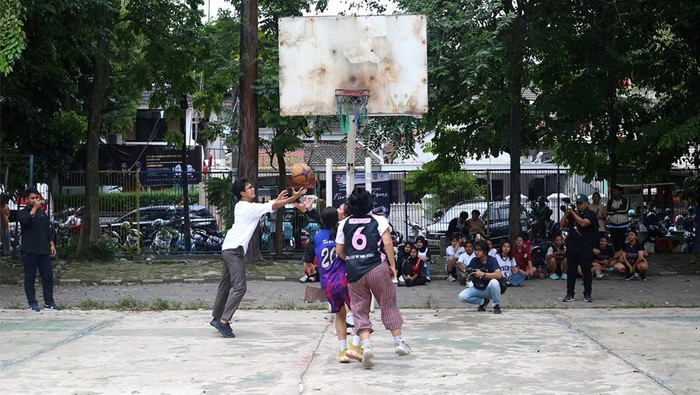 Alam Ganjar Diskusi Bareng Pelaku UMKM dan Main Basket di Tangerang