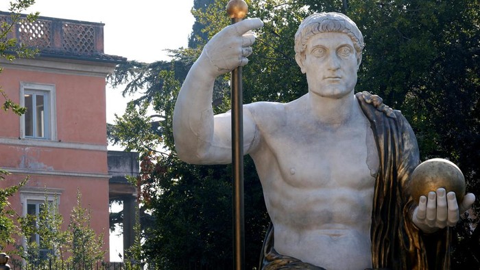 Patung Raksasa Kaisar Romawi Konstantinus Agung Hiasi Taman di Roma