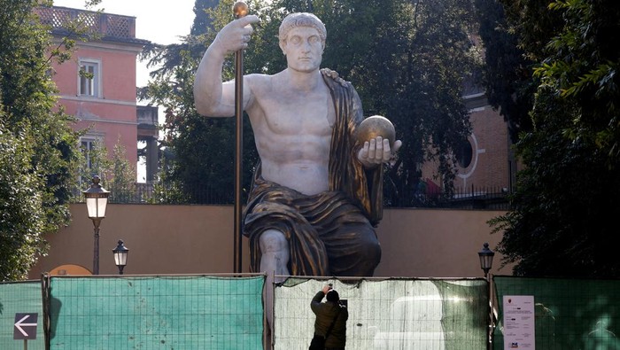 Patung Raksasa Kaisar Romawi Konstantinus Agung Hiasi Taman di Roma