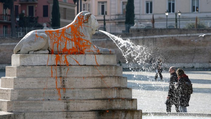 Protes Eksploitasi Hewan, Air Mancur Ikonik di Roma Berlumur Cat
