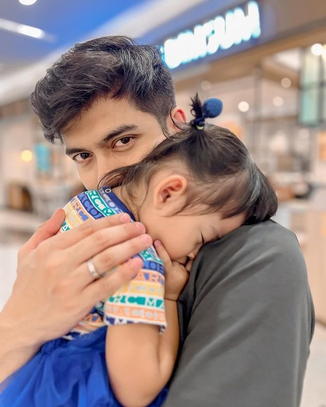 7 Foto Teuku Ryan Main Bareng Moana Usai Digugat Cerai, Pakai Cincin Nikah