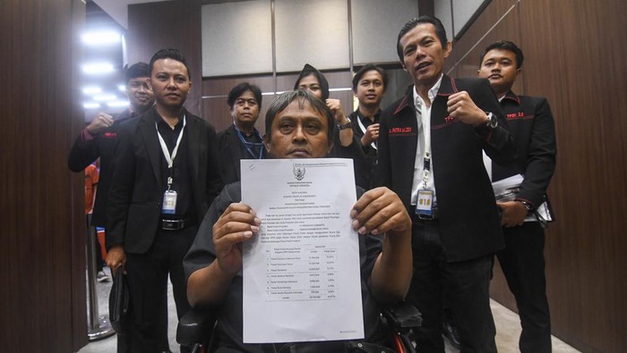 KPU Disanksi Peringatan Terkait Pencalonan Gibran KPU Disanksi Peringatan Terkait Pencalonan Gibran