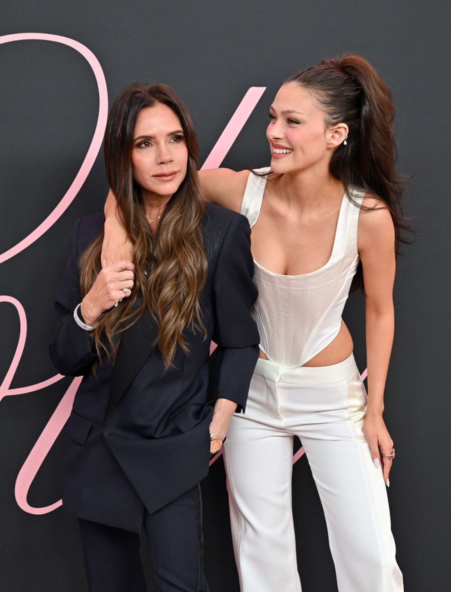 Momen Nicola Peltz Rangkul Victoria Beckham, Konflik Mertua - Menantu Sirna Momen Nicola Peltz Rangkul Victoria Beckham, Konflik Mertua - Menantu Sirna