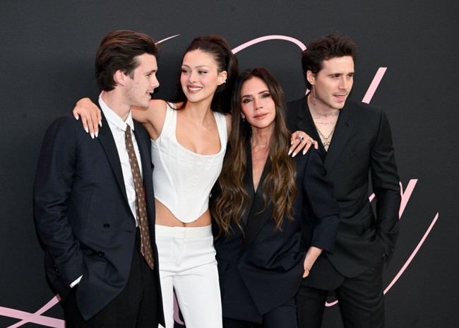 Momen Nicola Peltz Rangkul Victoria Beckham, Konflik Mertua - Menantu Sirna Momen Nicola Peltz Rangkul Victoria Beckham, Konflik Mertua - Menantu Sirna