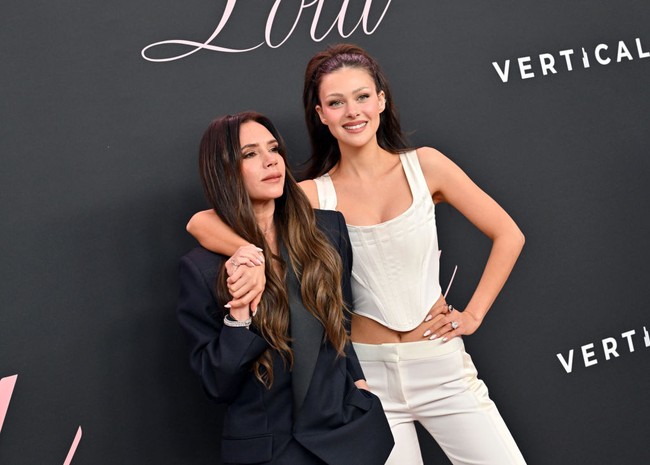 Momen Nicola Peltz Rangkul Victoria Beckham, Konflik Mertua - Menantu Sirna Momen Nicola Peltz Rangkul Victoria Beckham, Konflik Mertua - Menantu Sirna