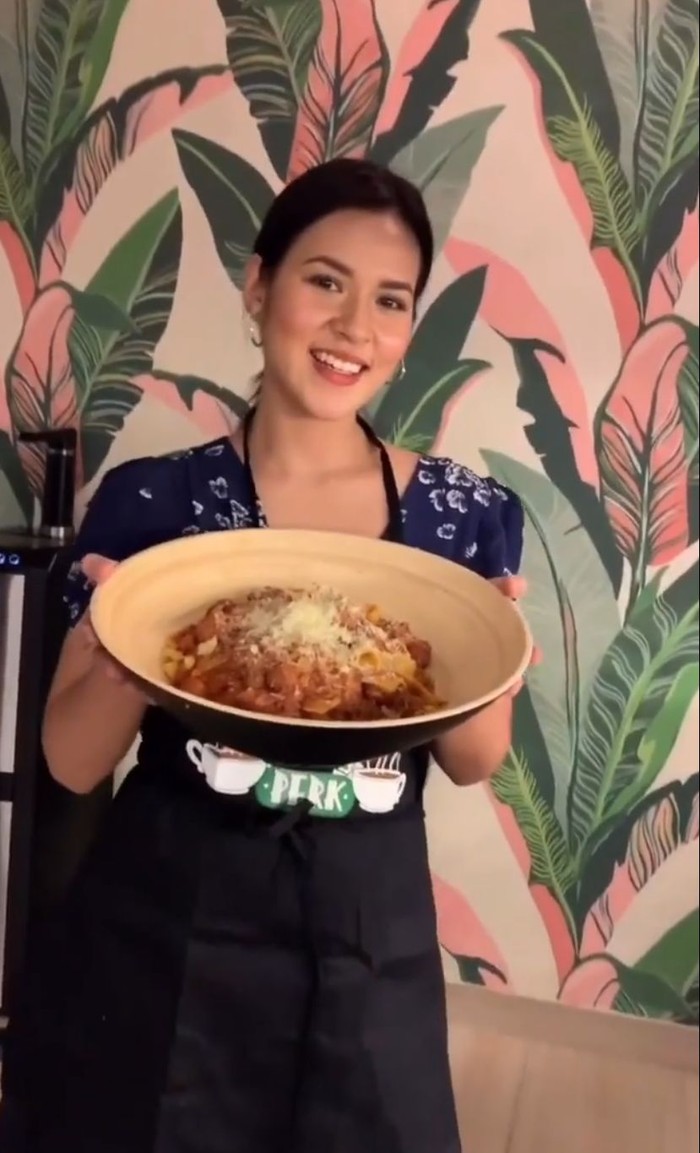 Gaya Kece Raisa Saat Nongkrong di Kafe hingga Masak Pasta