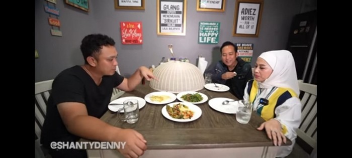 Serunya Gilang Dirga saat Buat Konten Kulineran