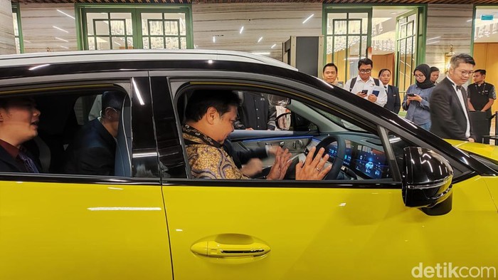 Potret Mobil Listrik Kuning Airlangga Hartarto yang Harganya Setengah ...