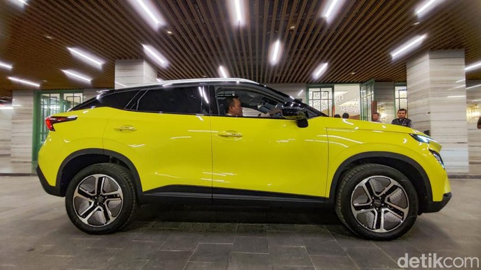 Potret Mobil Listrik Kuning Airlangga Hartarto yang Harganya Setengah ...