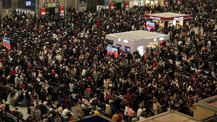 Mudik Imlek, Stasiun Kereta di Shanghai Penuh Penumpang