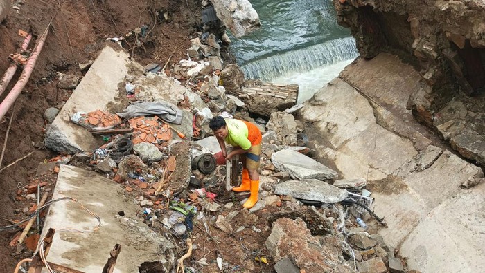 Potret Pos Pantau Pintu Air Palmerah Ambrol Tutup Separuh Aliran Sungai