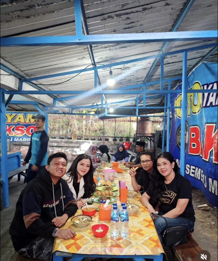 Romantisnya Denny Caknan dan Bella Bonita Saat Makan Soto Bareng