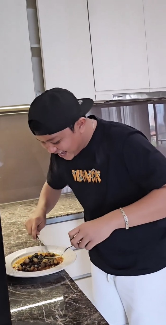 Romantisnya Denny Caknan dan Bella Bonita Saat Makan Soto Bareng