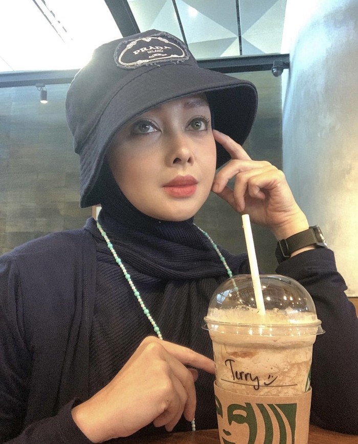 Pose Keren Terry Putri Saat Ngopi di Kafe hingga Makan Duren