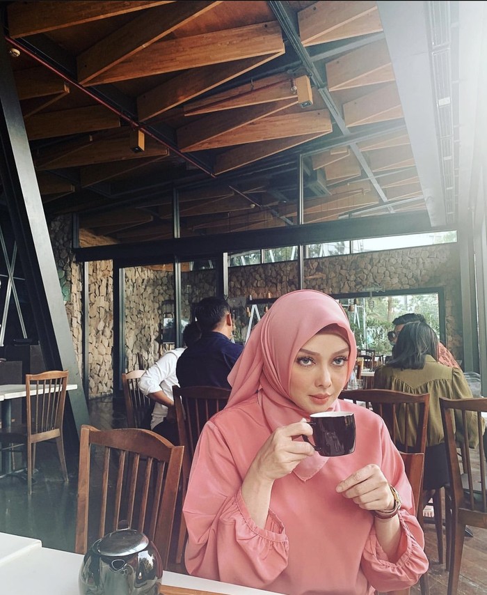 Pose Keren Terry Putri Saat Ngopi di Kafe hingga Makan Duren