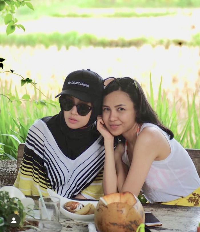 Pose Keren Terry Putri Saat Ngopi di Kafe hingga Makan Duren