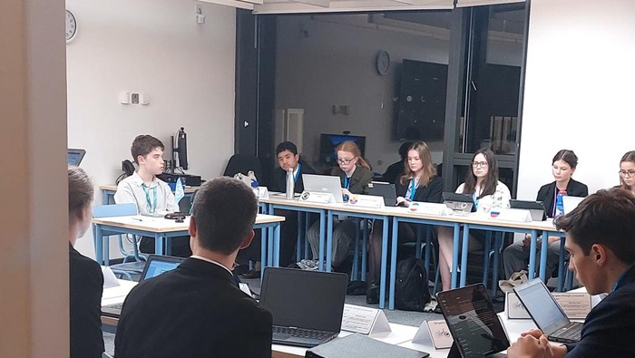 2 Siswa SMA Labschool Kebayoran Raih Penghargaan di Cambridge MUN 2024