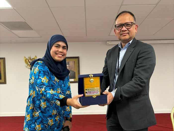 2 Siswa SMA Labschool Kebayoran Raih Penghargaan di Cambridge MUN 2024