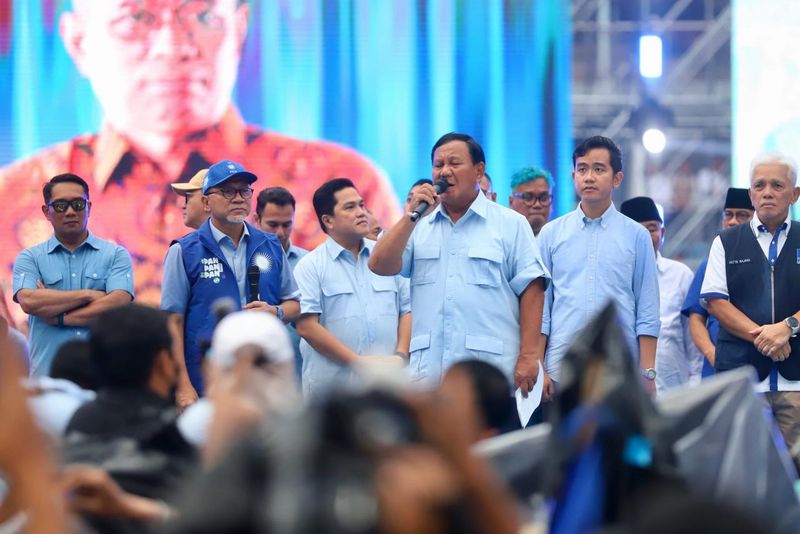 Sempat Diguyur Hujan Zulhas And Massa Setia Tunggu Prabowo Gibran Di Gbla