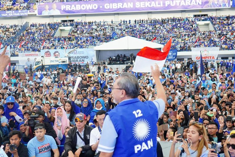 Sempat Diguyur Hujan Zulhas And Massa Setia Tunggu Prabowo Gibran Di Gbla
