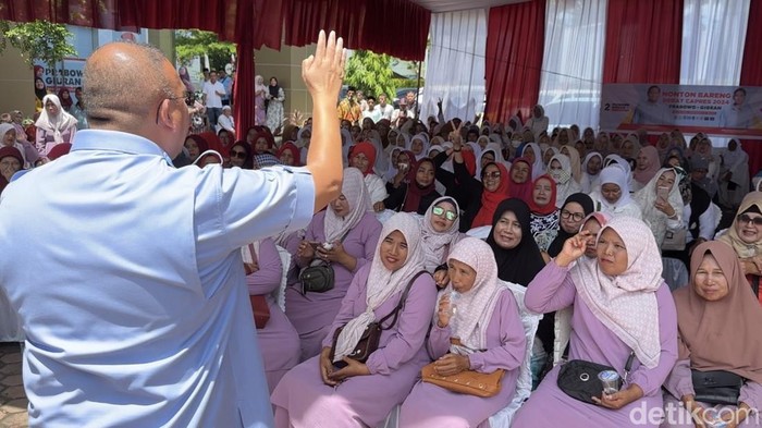 Emak-emak Majelis Taklim-Ulama Sumbar Deklarasi Dukung Prabowo-Gibran Emak-emak Majelis Taklim-Ulama Sumbar Deklarasi Dukung Prabowo-Gibran