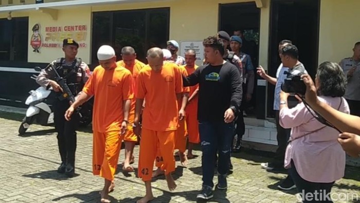 Komplotan Maling Penutup Lubang Jalan di Kawasan Borobudur Ditangkap Komplotan Maling Penutup Lubang Jalan di Kawasan Borobudur Ditangkap