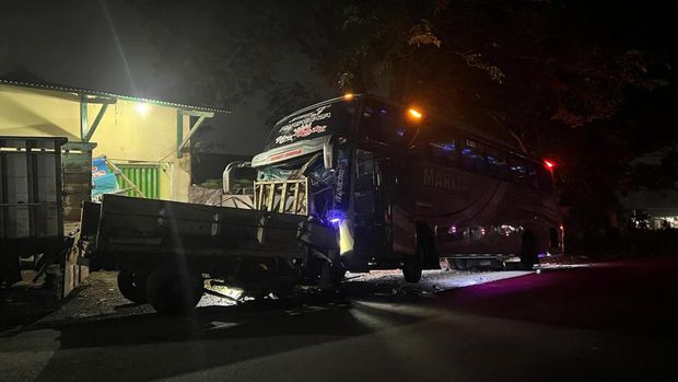 Lemparan Batu Pemotor ke Bus Picu Tabrakan Mengerikan di Cianjur Lemparan Batu Pemotor ke Bus Picu Tabrakan Mengerikan di Cianjur