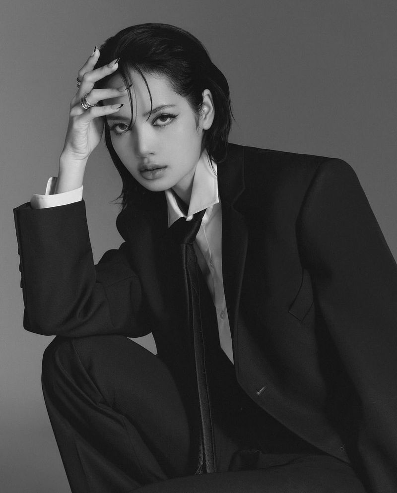 Gaya Lisa BLACKPINK Jadi CEO LLOUD, Tampil Boyish Pakai Jas Rp 14 Juta