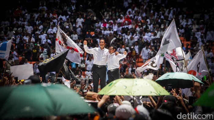 Momen Anies-Cak Imin Bakar Semangat Pendukung di Kampanye Akbar JIS