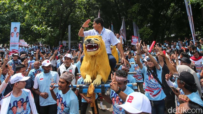 Momen Ara Naik Sisingaan Hadiri Kampanye Akbar Prabowo-Gibran