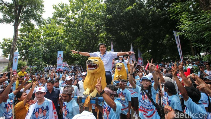 Momen Ara Naik Sisingaan Hadiri Kampanye Akbar Prabowo-Gibran