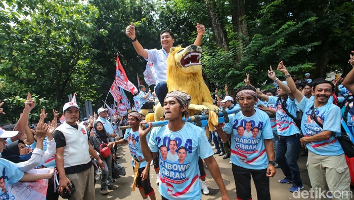 Momen Ara Naik Sisingaan Hadiri Kampanye Akbar Prabowo-Gibran