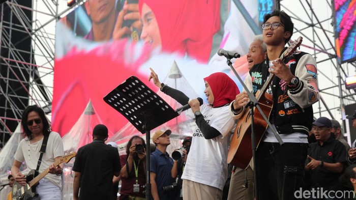Momen Ganjar-Mahfud Disambut Antusias Pendukung di Semarang Momen Ganjar-Mahfud Disambut Antusias Pendukung di Semarang