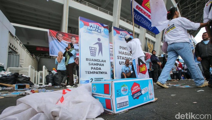 Penampakan Lautan Sampah Usai Lautan Manusia Kampanye Prabowo-Gibran