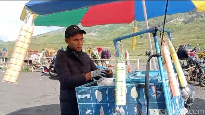 Tampang Penjual Es Krim di Bromo yang Viral Mirip Pangeran Mateen Tampang Penjual Es Krim di Bromo yang Viral Mirip Pangeran Mateen
