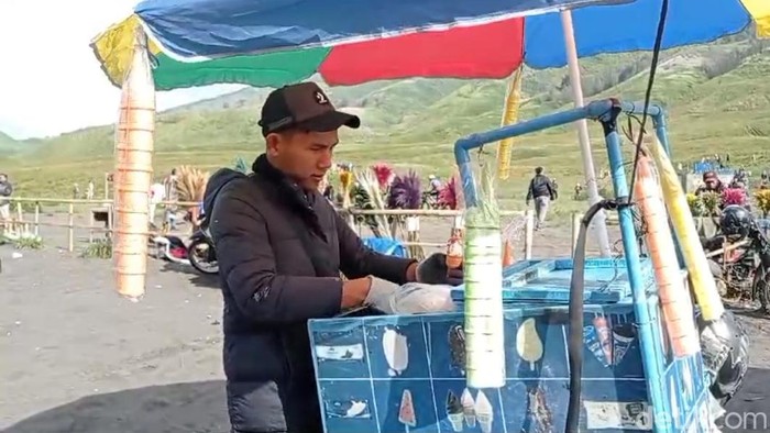 Tampang Penjual Es Krim di Bromo yang Viral Mirip Pangeran Mateen Tampang Penjual Es Krim di Bromo yang Viral Mirip Pangeran Mateen