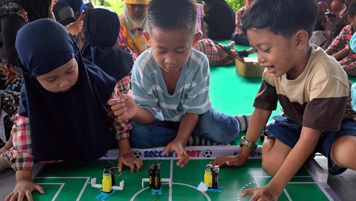 Serunya Anak-anak di Denpasar Belajar Merakit Robot