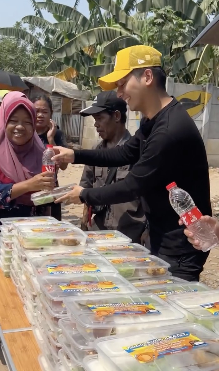 Teuku Ryan Saat Berbagi Paket Nasi hingga Kulineran Bareng Ria Ricis